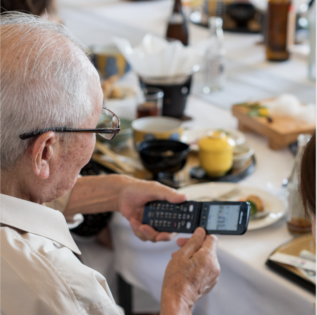 Flip Phones: A User-Friendly Smartphone Alternative